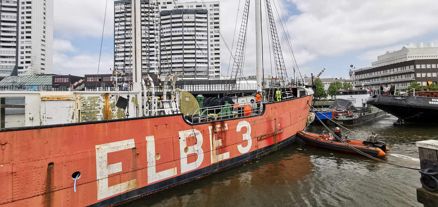 Historisches Feuerschiff ELBE 3 im Dock angekommen