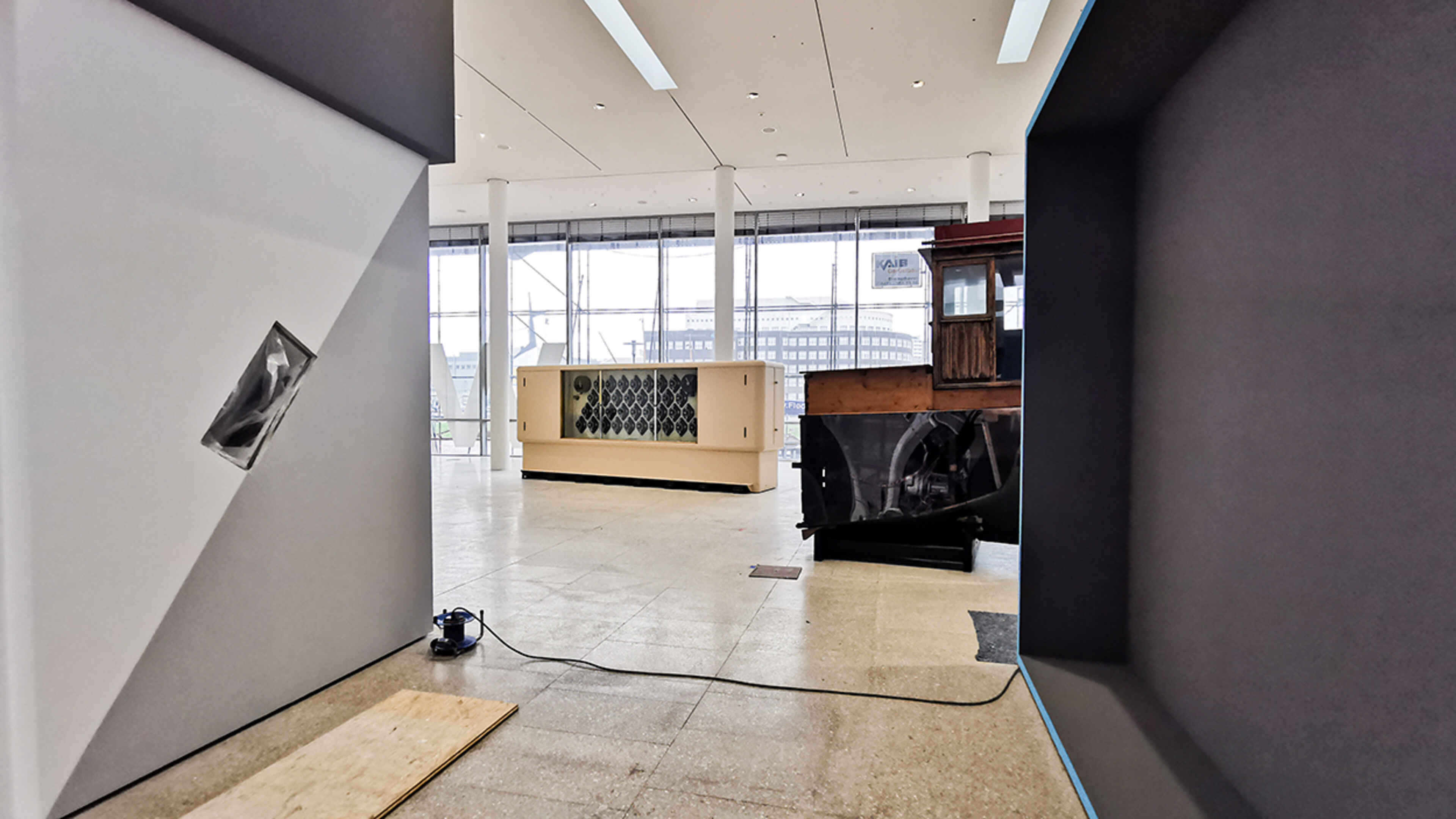 Baustellen-Bullauge: Neue Ausstellung für den Erweiterungsbau